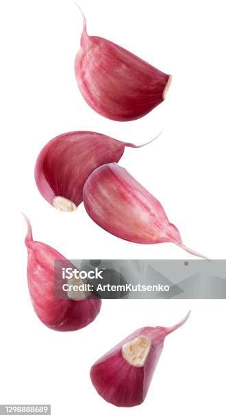 공기 중의 고립된 마늘 씨앗 클리핑 경로와 흰색 배경에 고립 된 원시 마늘의 떨어지는 조각 개체 그룹에 대한 스톡 사진 및 기타 이미지 Istock