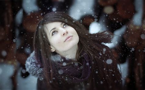 Голая брюнетка на столе 88 фото