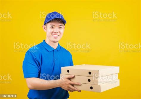 배달 서비스 남자 서 그는 파란색 티셔츠와 모자 유니폼을 입고 미소 음식 주문 피자 골판지 상자를 제공 모자 모자류에 대한 스톡 사진 및 기타 이미지 Istock