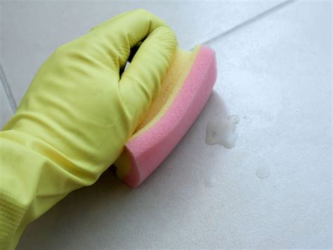 как удалить затвердевшую эпоксидную смолу с поверхности подручными средствами