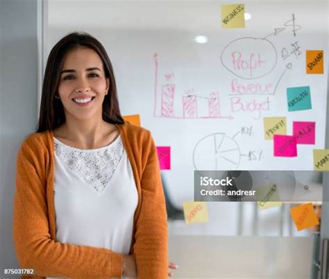 창조적인 사무실에서 브레인 스토밍 하는 여성 디자이너 계획에 대한 스톡 사진 및 기타 이미지 계획 기업 재무와 산업