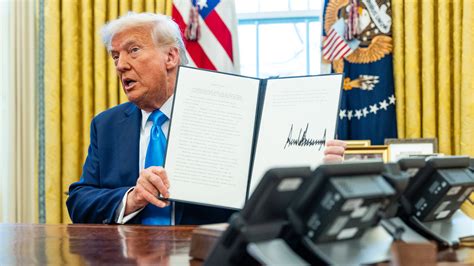 Trump Signs Executive Order Calling For Review Of U S Ties To U N