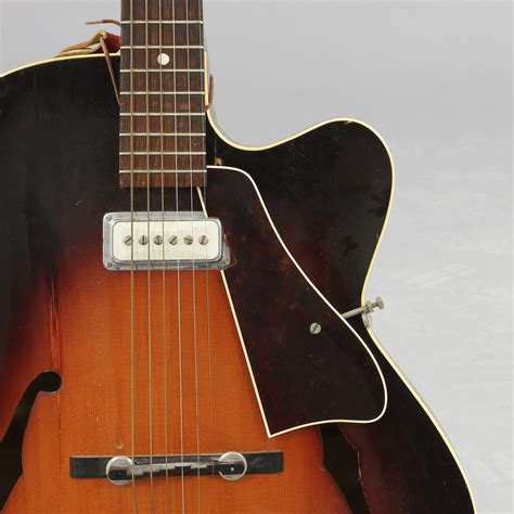 Gitarr Halvakustisk Levin Samlarföremål Musikinstrument Auctionet