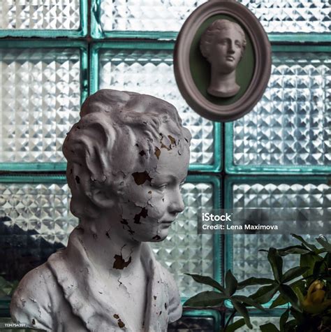 골동품 석고 헤드 몰딩 유리 블록 벽에 대 한 흰색 머리 조각 부서진 빈티지 컨셉 개념에 대한 스톡 사진 및 기타 이미지 개념 건축 건축물 Istock