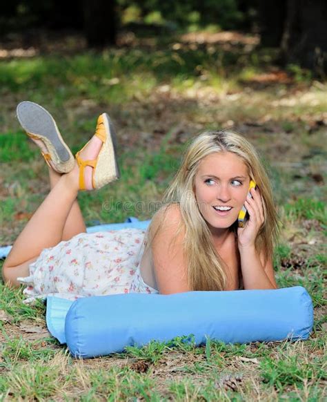 Сногсшибательная молодая белокурая женщина в Sundress с сотовым телефоном Стоковое Фото