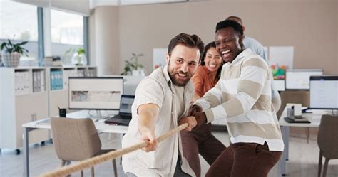 사업가 팀워크 사무실에서의 로프로 도전 체력과 당김으로 경쟁 직원 디자이너 그리고 줄다리기 협동과 시너지 효과를 가진 힘 사내 게임 사무실에 대한 스톡 사진 및 기타 이미지