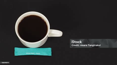 흰색 컵에 뜨거운 커피와 검은 검은 검은 땅에 흰색 설탕 봉지 0명에 대한 스톡 사진 및 기타 이미지 0명 검정색 배경 기포 음료 Istock