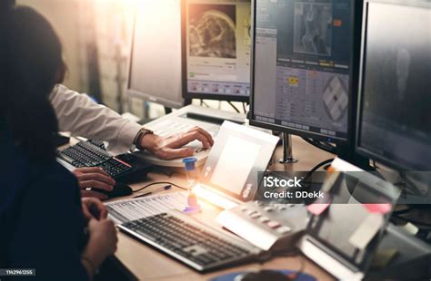 신경 외과 의사의 방사선 학자는 뇌 종양의 치료에 노력 하 고 있습니다 기술 감마 나이프 기계류에 대한 스톡 사진 및 기타 이미지 기계류 수술 의사 Istock