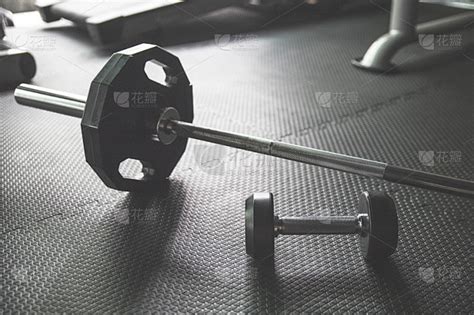 健身房背景。杠铃和哑铃