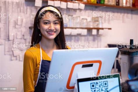 아시아 여성 바리 스타 웃 고 커피에 커피 기계를 사용 하 여 카운터일 여성 중소 기업 소유자 음식 상점과 카페 개념을 마시는 경영자에 대한 스톡 사진 및 기타 이미지