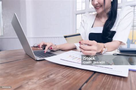 신용 카드를 들고 노트북을 사용하는 사업가 온라인 쇼핑을하는 동안 지불하기 전자 상거래 및 현대 기술 개념 25 29세에 대한 스톡 사진 및 기타 이미지 Istock
