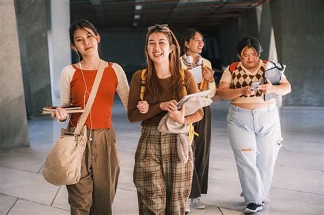 아시아 대학생 여성 친구 그룹이 수업 후 복도의 대학 캠퍼스에서 함께 걷고 이야기하는 학생들 십대에 대한 스톡 사진 및 기타 이미지 Istock