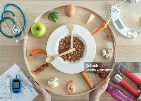 간헐적 단식 If와 케토 다이어트 컨셉으로 식사를 건너뛰고 케톤생성 식품 저탄수화물 체중 감량을 위한 체육관 운동을 하는 고지방 식품 식사 건강 영양 요리 건강한 식생활에