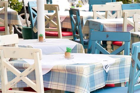 밝은 파란색과 흰색 색상의 테라스에 전형적인 전통적인 지중해 레스토랑에서 테이블과의 자 봄에 대한 스톡 사진 및 기타 이미지 봄 식사 식품 및 음료 야외 Istock