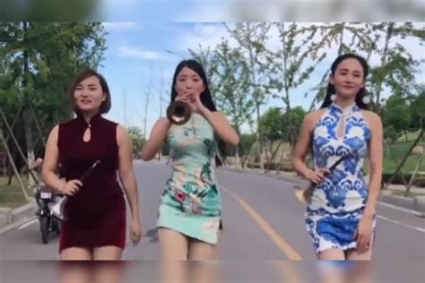 美女唢呐组合，演奏流行歌曲，吹得精彩！流行歌曲唢呐组合
