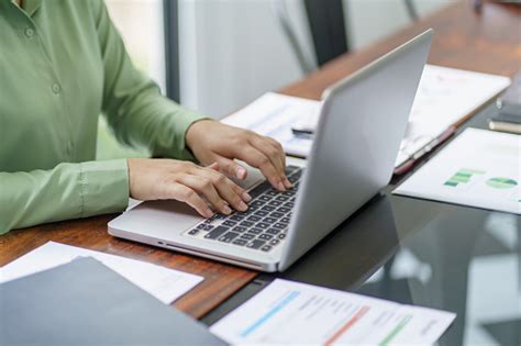 녹색 친환경 현대 작업 공간에서 일하는 비즈니스 여성 비즈니스를 위한 창의적인 아이디어 친환경 전문 투자자 프로젝트 사업 시작 경영자에 대한 스톡 사진 및 기타 이미지