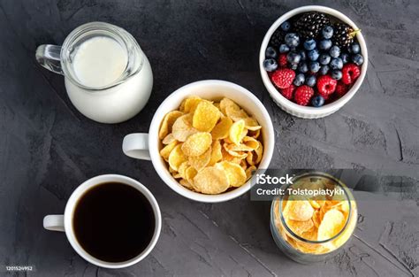 짙은 회색 배경의 흰색 컵 딸기 우유 및 커피에 콘플레이크가있는 건강한 아침 식사 0명에 대한 스톡 사진 및 기타 이미지 0명 개념 건강한 생활방식 Istock