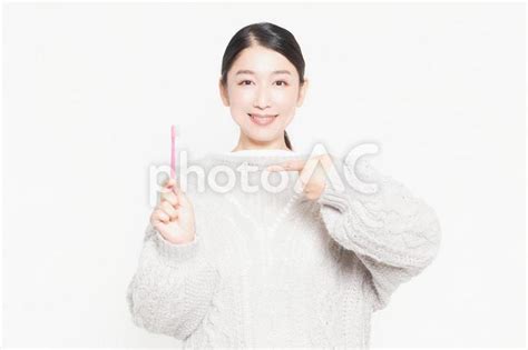 歯ブラシを持っている女性 No 24795371｜写真素材なら「写真ac」無料（フリー）ダウンロードok