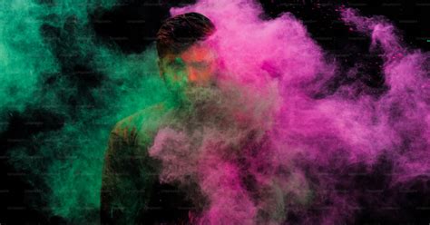 홀리 색의 젊은이 홀리는 인도의 축제입니다 색채와 기쁨의 축제입니다 Dhuleti라고도합니다 사진 Unsplash의 남자 만 이미지