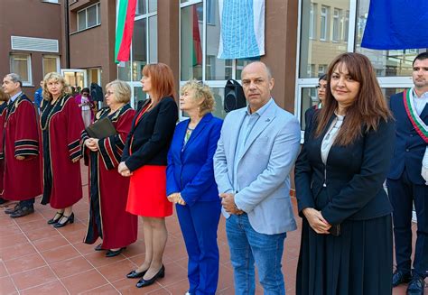 С над 1000 нови студенти започва годината в университет Проф д р Асен