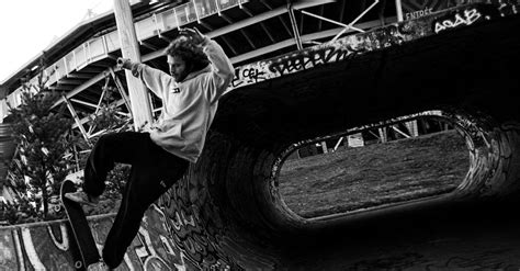 집 밖의 거리 예술 건축 경사로 그래피티 그레이스케일 남성 스케이트 보더 니콘 사진 다리 다리 건축 다이나믹한 도시 풍경 도시의 독립적 인