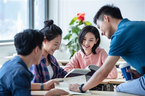 友谊乐趣同学大学生在教室内交流学习高清图片下载 正版图片 摄图网