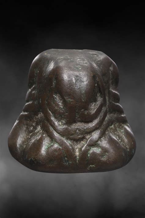 พระปิดตานะหัวเข่า หลวงปู่เอี่ยม วัดหนัง พิมพ์สามเกลอ เนื้อสำริด สภาพสวยสมบูรณ์ ก๊อฟ อุบล