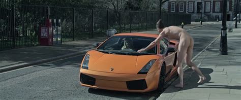 NAKED GUY TRIES TO STOP CAR ThisVid En español