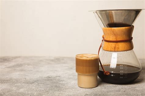 Chemex를 사용하여 커피를 준비하고 커피 메이커와 물방울 주전자를 붓습니다 커피를 양조하는 다른 방법 커피숍 개념입니다 크림을 곁들인 크리미 라떼 바닐라 라프 0명에