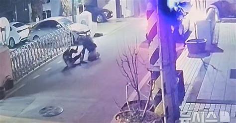 중상 입힌 흉기 피습 상황 경찰 총격은 정당방위 종합