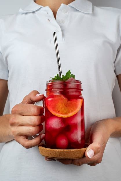 Person Die Hibiskus Eistee In Einem Durchsichtigen Glasbehälter Hält
