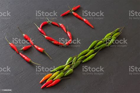 검은 색 테이블에 검은 어두운 배경에 단어 핫 레드 핫 칠리 고추 뜨거운 편지 레드 칠리 고추에서 배열 텍스트의 공간을 복사