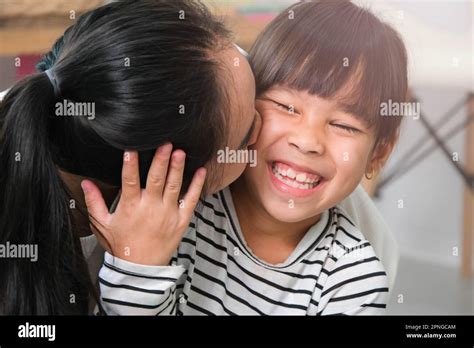 Mutter Und Ihre Tochter Spielen Und Umarmen Lächelnde Mutter Und