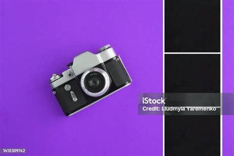 보라색 배경에 사진이나 텍스트를위한 오래된 카메라와 검은 색 사각형 상단 보기 공간을 복사합니다 0명에 대한 스톡 사진 및 기타 이미지 Istock