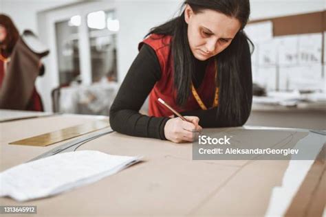 공장에서 골판지에 스케치를 그리기 여성 섬유 디자이너 가리키기에 대한 스톡 사진 및 기타 이미지 가리키기 가위 공예 Istock