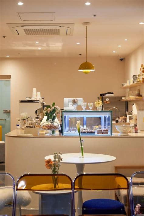 깔끔한 화이트톤의 7평 디저트 카페 인테리어 견적 인테리어 커피 숍 인테리어 아늑한 카페 인테리어