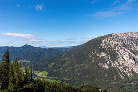메스네린 오스트리아의 알프스 계곡의 탁 트인 전망 주변의 높은 산 0명에 대한 스톡 사진 및 기타 이미지 0명 경관 계곡 Istock