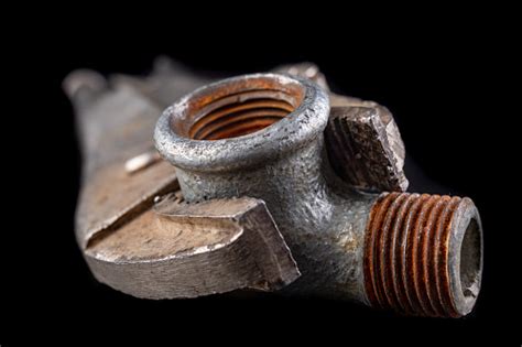 작업대의 오래된 조정 가능한 렌치 및 유압 커넥터 유압 액세서리 어두운 배경 건설 산업에 대한 스톡 사진 및 기타 이미지 건설 산업 구리 렌치 Istock