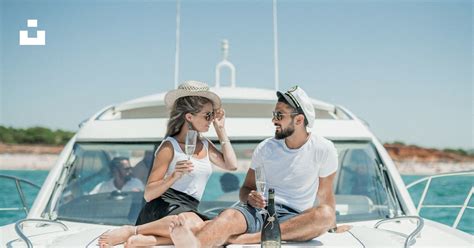 흰색 티셔츠와 검은 치마를 입은 여자가 흰색 차에 앉아 있다 사진 Unsplash의 무료 자동차 이미지