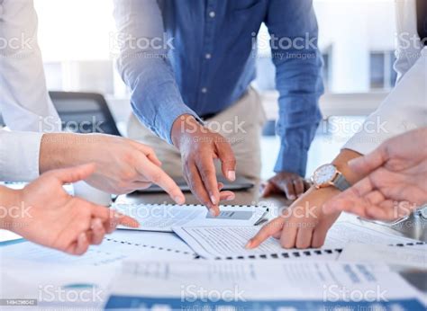 문서 팀워크 및 판매 전략을 계획하기 위해 사무실을 가리키는 손 협력 협업 및 연구를위한 회의에서 보고서 서류 또는 정보를 가진 비즈니스 사람들의 그룹 20 24세에 대한