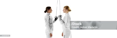 기치 두 명의 펜싱 선수가 서로를 마주 보고 텍스트를 삽입할 수 있는 네거티브 공간이 있는 흰색 스튜디오 배경에서 상호 존중과 경쟁의 순간에 칼날을 교차합니다 16 17