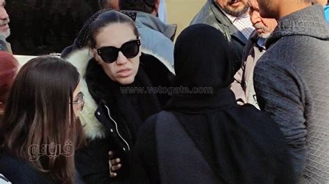 انتهاء صلاة الجنازة على والد مي فاروق وانهيار الفنانة صور