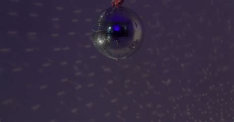 80년대 부흥 거울 반사 공 나이트클럽 댄스 음악 댄스 플로어 댄스홀 디스코 디스코 시대 레트로 로우앵글 샷 매달려 장식 매달린 명소 무도회 뮤직