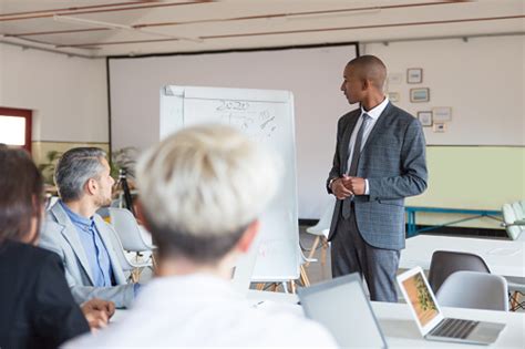 프레젠테이션 중에 새로운 프로젝트에 대해 논의하는 작업자 그룹 개념에 대한 스톡 사진 및 기타 이미지 개념 경영자 기업 문화 Istock
