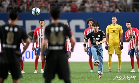 스트레이 키즈 창빈 시축 [포토]｜스포츠동아