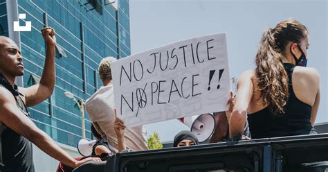 검은 가죽 재킷과 검은 바지를 입은 여자가 낮에 검은 차 옆에 서 있다 사진 Unsplash의 무료 회색 이미지