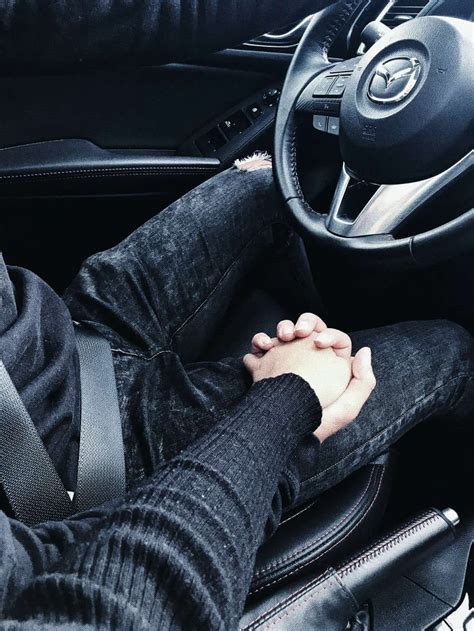Фото в машине девушка и парень держатся за руки без лиц фото