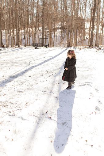3년 2022월 크리스마스를 위해 오하이오주 잭슨의 신선하고 하얀 솜털 눈 속에서 추운 눈 날에 코트 부츠 머리 리본을 착용하고 추운 눈 덮인 날씨를 경험하는 3세 쿠바계