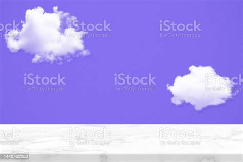 파란색 콘크리트 벽 질감 배경이 있는 흰색 구름이 있는 대리석 테이블 제품 프레젠테이션 배경 디스플레이 및 모형에 적합합니다 0명에 대한 스톡 사진 및 기타 이미지 Istock