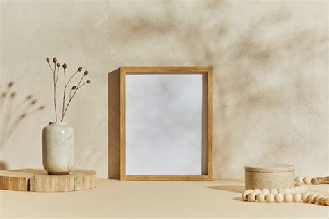 모의 포스터 프레임 목재와 대리석 마른 식물 및 개인 액세서리와 같은 천연 소재가있는 세련된 아늑한 미니멀 한 인테리어 디자인 중립 베이지 색 템플릿 0명에 대한 스톡 사진